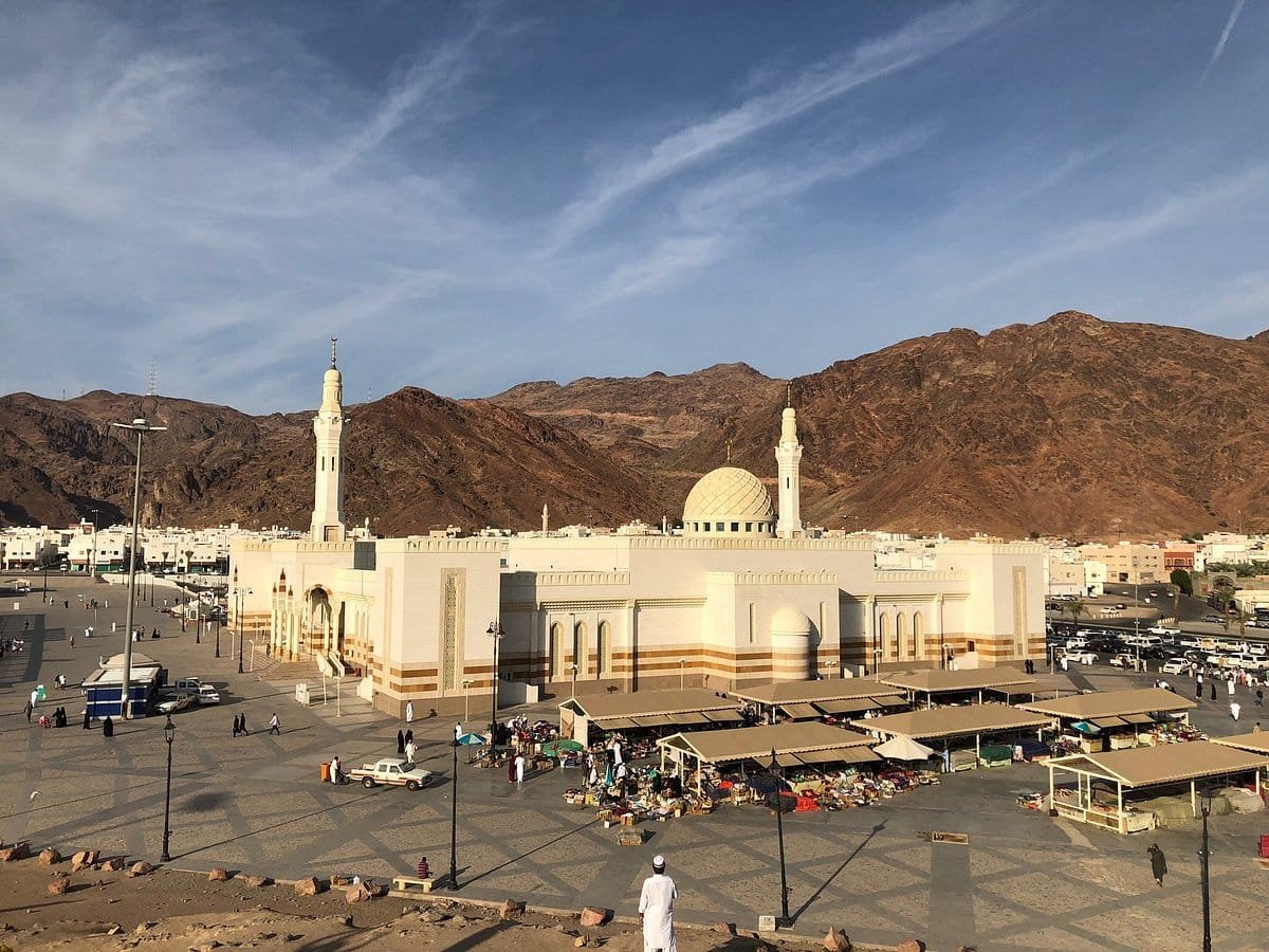 Mengenal Jabal Uhud: Menapak Jejak Sejarah Pertempuran Uhud - Rawda Umroh